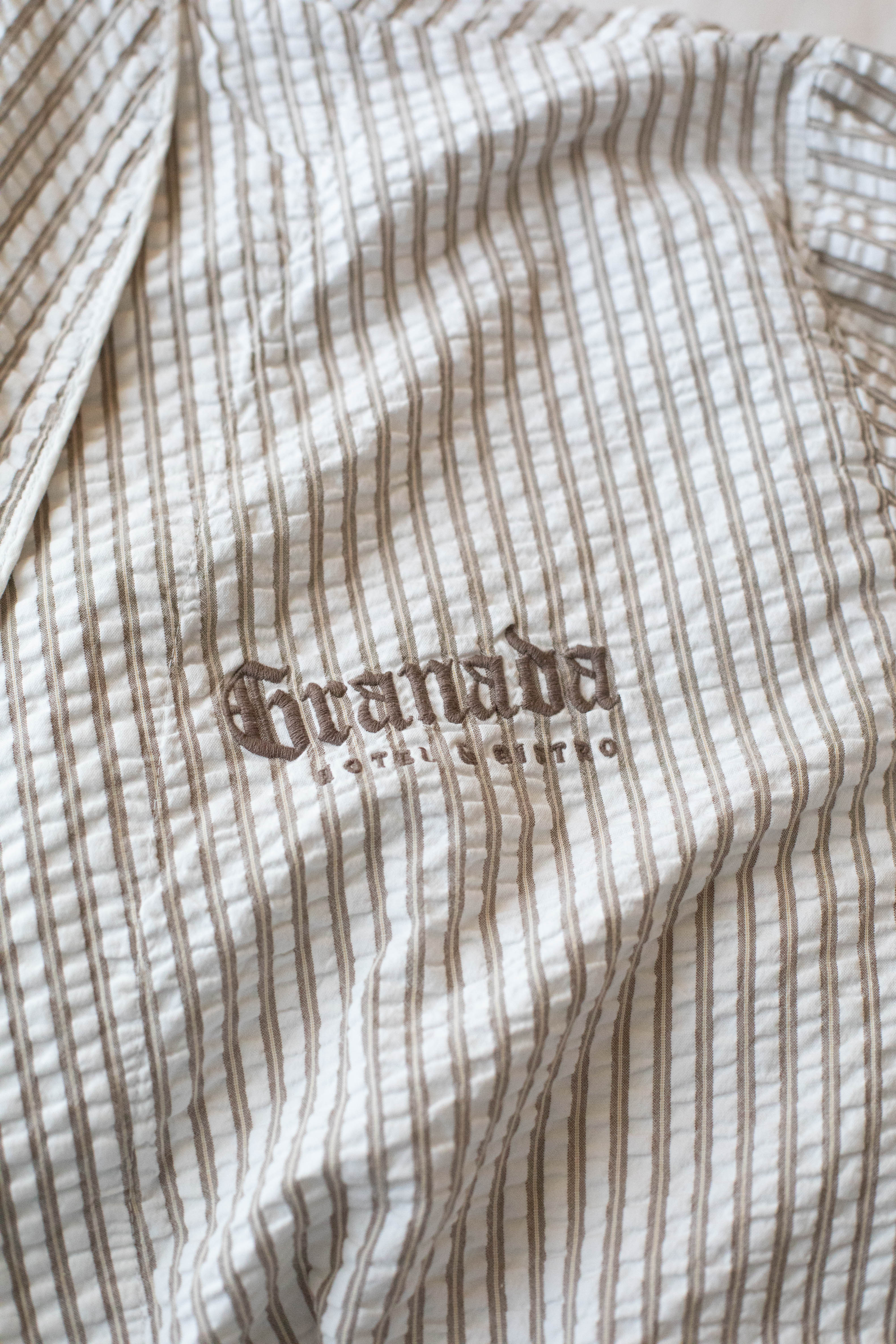 Granada Signature Seersucker Robe – Nomada Deco